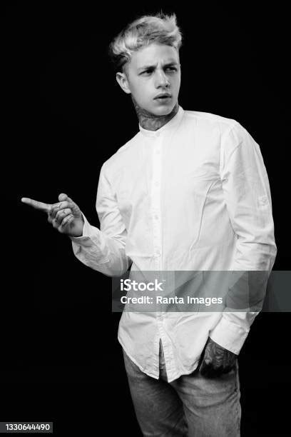 검은 색과 흰색금발 머리를 가진 젊은 잘 생긴 반항적인 사업가 가리키기에 대한 스톡 사진 및 기타 이미지 가리키기 개성
