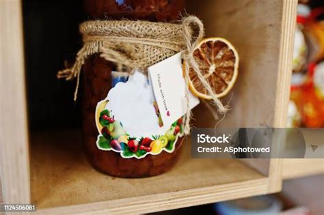 잼의 종류와 슈퍼마켓의 열매 항아리 유리 선반 또는 식료품점 수 제 통조림 제품입니다 사랑으로 만든 0명에 대한 스톡 사진 및 기타 이미지 Istock
