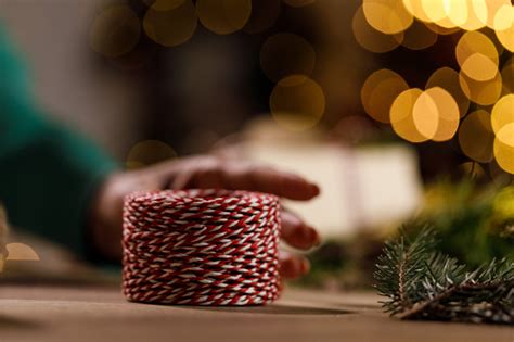 크리스마스 선물 상자를 장식 할 때 빨간색과 흰색 끈에 도달하는 여성 12월에 대한 스톡 사진 및 기타 이미지 12월 40