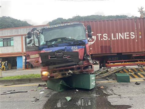特斯拉鬼切釀禍 曳引車閃避不及撞分隔島車頭全毀 社會 中時
