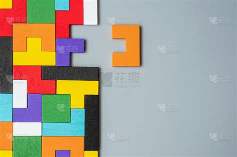 几何形状块与彩色木拼图块背景。逻辑思维，商业逻辑，难题，决策，解决方案，理性，任务，成功，目标和战略