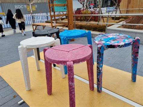 각종 플라스틱 업사이클링 제품들이 행사 곳곳에 전시돼있 오마이포토