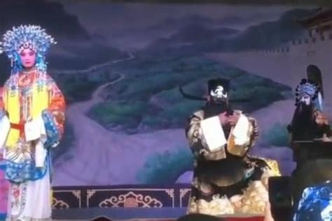 漯河豫剧团演出下陈州黑脸老包这段十保官唱的真带劲 凤凰网视频 凤凰网