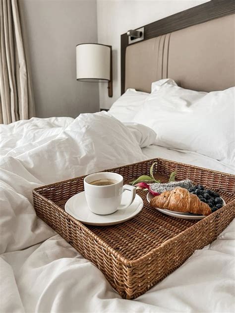 Завтрак в постель кофе в постель круассан ягоды Breakfast In Bed Coffee In Bed Croissant In