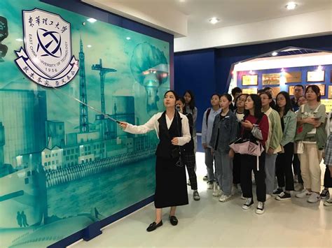 高职学院2020级新生参观校史馆