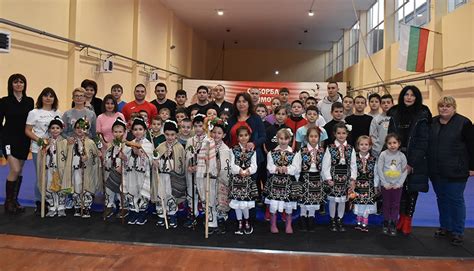 Колкото звезди в небето толкова медали на тепиха пожелаха коледари на СКБ „Локомотив