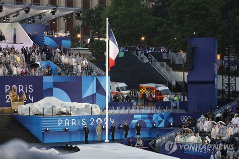 트로카데로 광장에 게양되는 프랑스 국기 연합뉴스