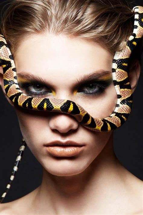 Девушки со змеями (15 фото) http://art-assorty.ru/17303-devushki-so ...