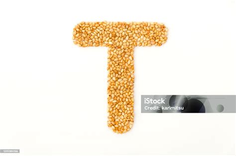 구운 참깨 문자 T 어퍼 케이스 영어 알파벳 흰색 배경에 고립 0명에 대한 스톡 사진 및 기타 이미지 0명 건강한 식생활 깨 Istock