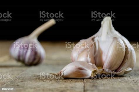 나무 식탁에서 맛 있는 마늘 주방 분위기에 야채입니다 나무 테이블 검은 배경입니다 개념에 대한 스톡 사진 및 기타 이미지 개념 개념과 주제 개체 그룹 Istock