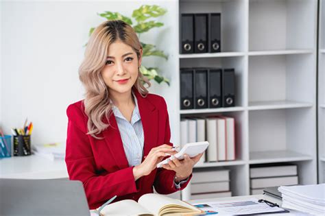 계획 감사 사업 계획 금융 젊은 아시아 사업가 컴퓨터 작업 투자 문서 확인 및 수익 증대를 위한 마케팅 계획 비즈니스 개념