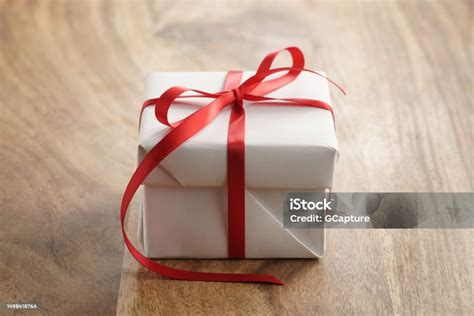 오래 된 나무 테이블에 얇은 빨간 리본 활과 흰 종이 선물 상자 0명에 대한 스톡 사진 및 기타 이미지 0명 각도 갈색 Istock