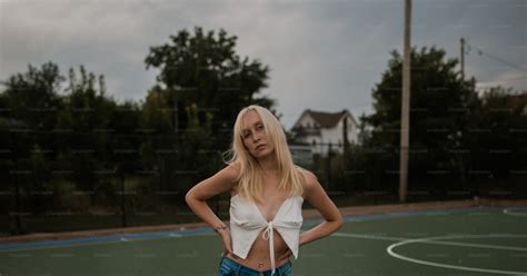 엉덩이에 손을 얹고 농구 코트에 서 있는 여자 사진 Unsplash의 사진 촬영 이미지