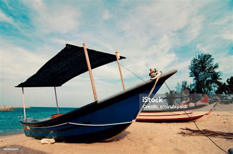 아름 다운 풍경 밝고 화창한 날에서 아름 다운 바다 보기와 샌 디 비치에 좌초 하는 전통적인 어 부 보트 0명에 대한 스톡 사진 및 기타 이미지 Istock