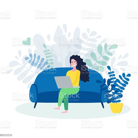 온라인 노트북에서 일하는 프리랜서 여성 소파에 앉아 있는 여성 집에서 일하거나 검역 중에 집에 머무르는 개념 가정에서 온라인