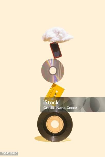 Ep 비닐 레코드 Cd 카세트 테이프 Cd Mp3 플레이어 와 면 구름 모양의 소품서로의 상단에 베이지 색 배경에 만든 음악 매체 개념의 역사 콤팩트 디스크에 대한 스톡