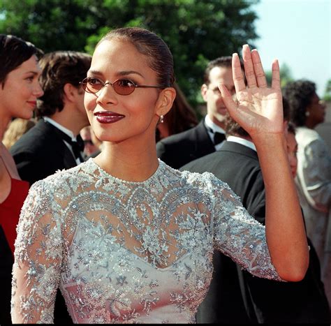 Halle Berry S Slicked Back Hairdo 1998 Emmys Hair And Makeup Looks