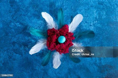 둥지와 깃털에 장식 부활절 달걀 어두운 파란색 배경입니다 휴일 장식 부활절 개념 배경입니다 0명에 대한 스톡 사진 및 기타