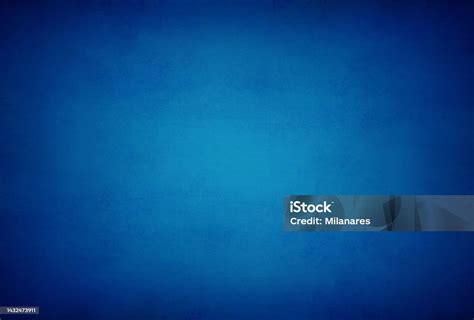 밝은 중앙 스포트라이트와 빈티지 그런 지 배경 질감의 검은 비네트 테두리 프레임이있는 추상적 인 파란색 배경 또는 어두운 종이 밝은 파란색 그래픽의 검은 종이 레이아웃