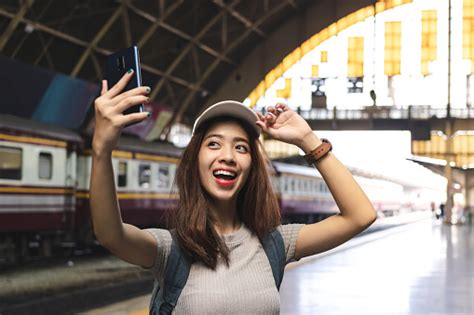 쾌활 한 젊은 아시아 여자 배낭 여행자는 기차 역에서 사진 또는 Selfie을 복용 여행 라이프 스타일 개념입니다 일본 민족에 대한 스톡 사진 및 기타 이미지 Istock