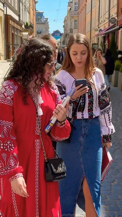 Дівчина в червоній сукні Львів дівчата центр площа Ринок