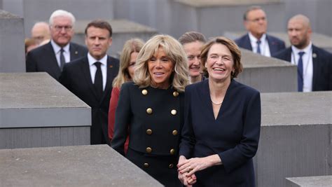 Смешни Холокауст Како су жене председника Француске и Немачке шокирале јавност у Берлину ФОТО