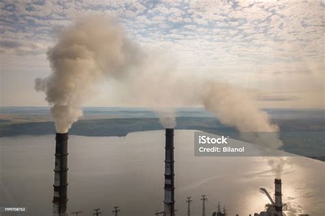 석탄 발전소에서 회색 연기와 높은 굴뚝 파이프의 공중 보기 화석 연료로 전기 생산 공장 산업 건물에 대한 스톡 사진 및 기타 이미지 공장 산업 건물 기후 묘사 독성
