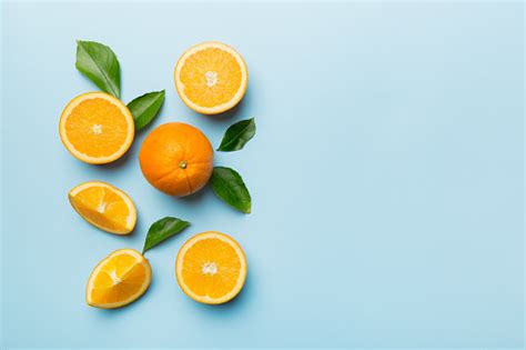 컬러 배경에 신선한 과일 오렌지 슬라이스 맨 위 보기입니다 공간을 복사합니다 창조적 인 여름 개념 복사 공간이있는 최소한의 평평한 평지에감귤류의 절반 경관에 대한 스톡 사진