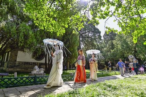 사진 전통의상 차림으로 고성 걷는 관광객 이슈메이커