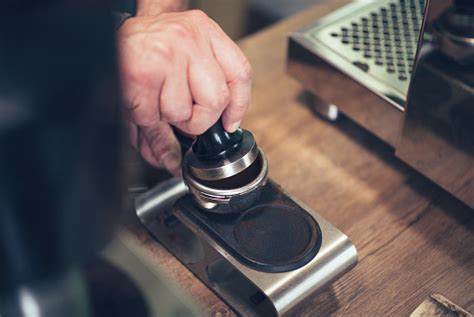 에스프레소 클래식 커피 기계에서 작은 흰색 컵에 따르고 0명에 대한 스톡 사진 및 기타 이미지 0명 갈색 고급 Istock