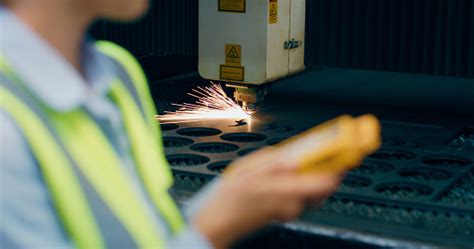 로봇 용접 자동화 또는 제조 분야의 엔지니어 손 및 레이저 공장에서 로봇에 대한 기술 건설 및 스파크 절삭 공구 및 Cnc 기계에서 금속강의 산업 생산 레이저에 대한 스톡