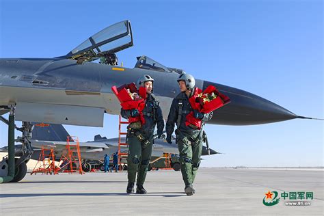 空军西安飞行学院某旅组织飞行学员进行首次单飞训练 中国军网