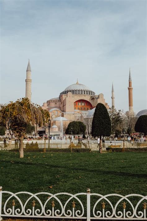 집 밖의 건축 경치 경치가 좋은 고대의 관광 관광 명소 기념물 기독교 건축 나무 낮 녹지 대성당 도시 풍경 도시의 돔형 건물 동부 유럽 랜드