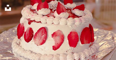 위에 딸기를 얹은 흰색과 빨간색 케이크 사진 Unsplash의 무료 케이크 이미지