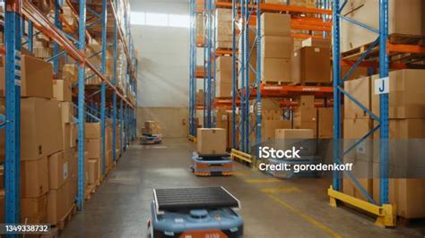 미래 기술 3d 개념 유통 물류 센터에서 골판지 상자를 운반하는 자동화된 현대 소매 창고 Agv 로봇 상품 제품 패키지를 제공하는 자동 가이드 차량 프랑스 알스톰 열차에