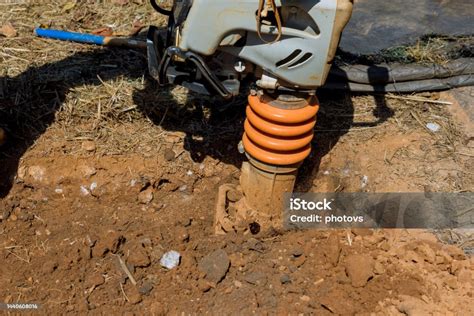 탬핑 기계 콤팩터 공구로부터의 진동판은 건설 현장에서 지면에 압축할 때 점프 0명에 대한 스톡 사진 및 기타 이미지 0명 거리 거수 도약 운동 Istock