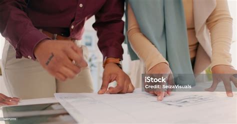 건축 손 설계 부동산 제도 및 건축 계약자를 위한 회의 엔지니어 직원 및 평면도 설계도 및 제안서가 있는 사무실의 근접 촬영