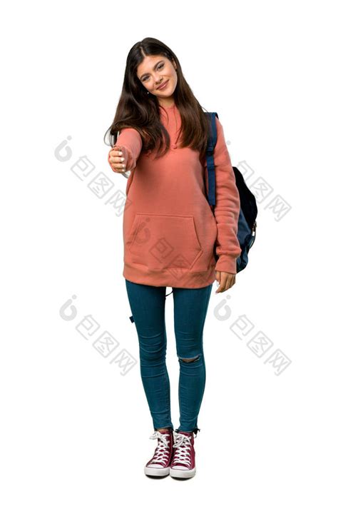 一个少年女孩的全长镜头她穿着运动衫和背包图片 包图网企业站