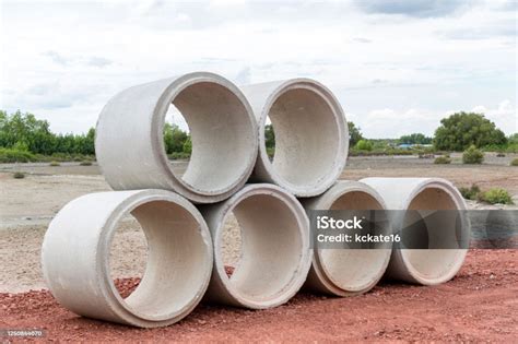 건설 현장의 콘크리트 배수 파이프 콘크리트 배수 파이프는 건설을 위해 적층 하이웨이 로드 근처 건설 현장의 콘크리트 배수관 개발에 대한 스톡 사진 및 기타 이미지 Istock