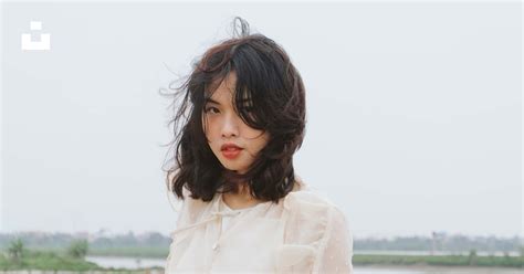 노란색과 검은색 바리케이드 옆에 서 있는 흰색 드레스를 입은 여자 사진 Unsplash의 무료 하얀 이미지