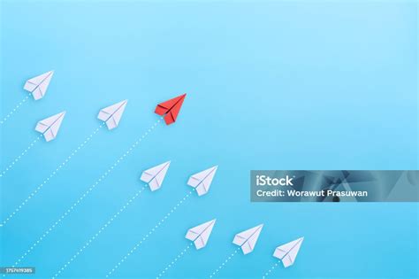 복사 공간이있는 파란색 배경의 흰색 사이에서 이어지는 빨간색 종이 평면리더십 개념 0명에 대한 스톡 사진 및 기타 이미지 0명 1위 개념 Istock
