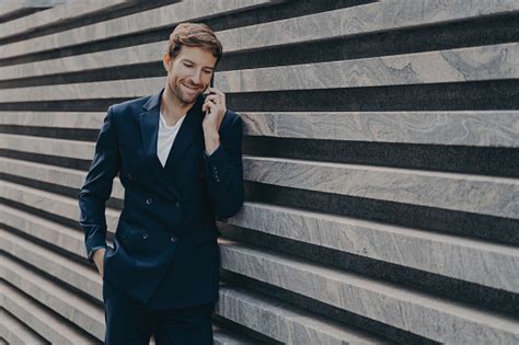 성공적인 사업가는 비즈니스 파트너와 작업 휴식 회담 중에 스마트 폰을 통해 전화 35 39세에 대한 스톡 사진 및 기타 이미지 35 39세 Brand Name