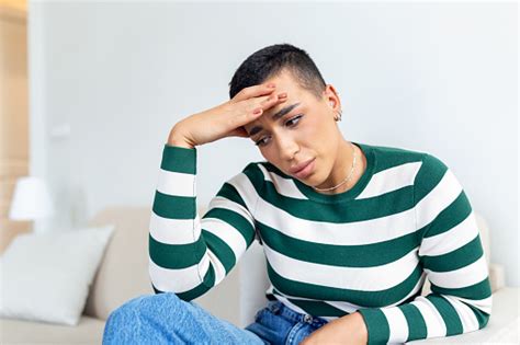 화가 난 아프리카 계 미국인 여성의 프로필보기를 닫고 개인적인 문제를 멀리서 생각하고 사려 깊은 슬픈 이중 인종 여성은 숙고하는 생각에서 우울함을 느끼고 딜레마를 느낍니다