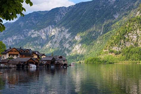 여름 잘츠카머구트 오스트리아의 지역에서에서 오스트리아 알프스에서 Hallstattersee 호수에 유명한 할 슈 타트 산 마에서 전통적인 오래 된 나무로 되는 집의 아름