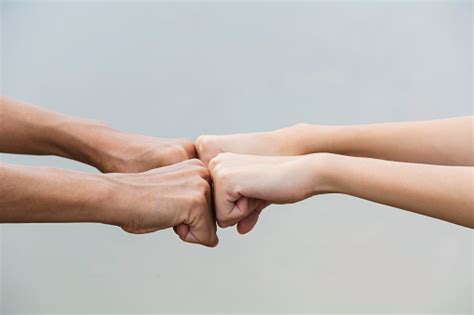 친구 주먹 야외에서 함께 범프 동료 사이의 주먹 범프 우정과 팀워크 개념 2명에 대한 스톡 사진 및 기타 이미지 2명 가족 개념 Istock