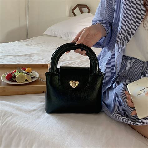 얼모스트블라썸 하트 버클 탑핸들 미니 토트백 크로스백 가방 블랙 아이보리