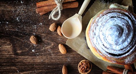 나무 테이블에 계 피와 사과 파이 호두와 설탕 가루로 시 나 몬 스틱을 곁들인 신선한 패스트리 테이블에 견과류와 계 피가 든 롤빵 갈색에 대한 스톡 사진 및 기타 이미지