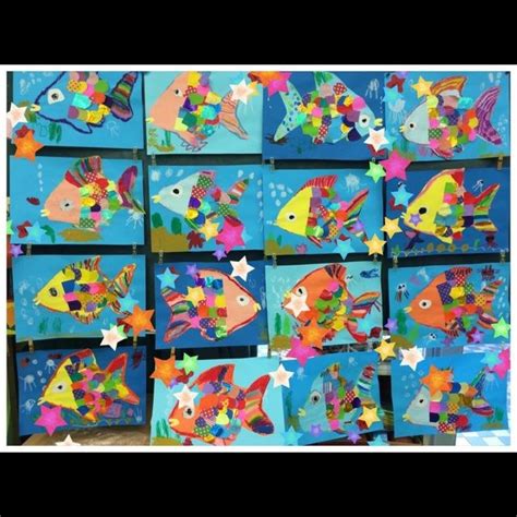 折り紙のウロコがカラフルでおもしろい、絵本『にじいろのさかな』から生まれた7月の壁面 Summer Crafts Diy And Crafts Arts And Crafts Paper