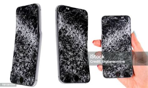 현대 모바일 스마트폰 깨진 화면 및 손해를 들고 있는 여성 손세트 핸드폰이 추락했습니다 장치가 파괴되었습니다 가젯을 분쇄 수리가 필요합니다 흰색 배경에 격리 전화에 대한