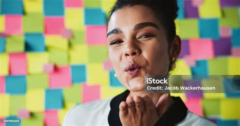 얼굴 키스를 날리고 창의성 프로젝트 성공 또는 창의적인 경력을 위한 스타트업의 사업가 포스트잇 미소 또는 직장에서 행복한 디자이너의 초상화 유혹 재미 사랑 또는 로맨틱한